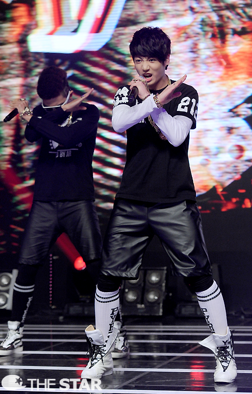 [포토] '방탄소년단' 정국, '강렬한 X 포즈'-pickcon