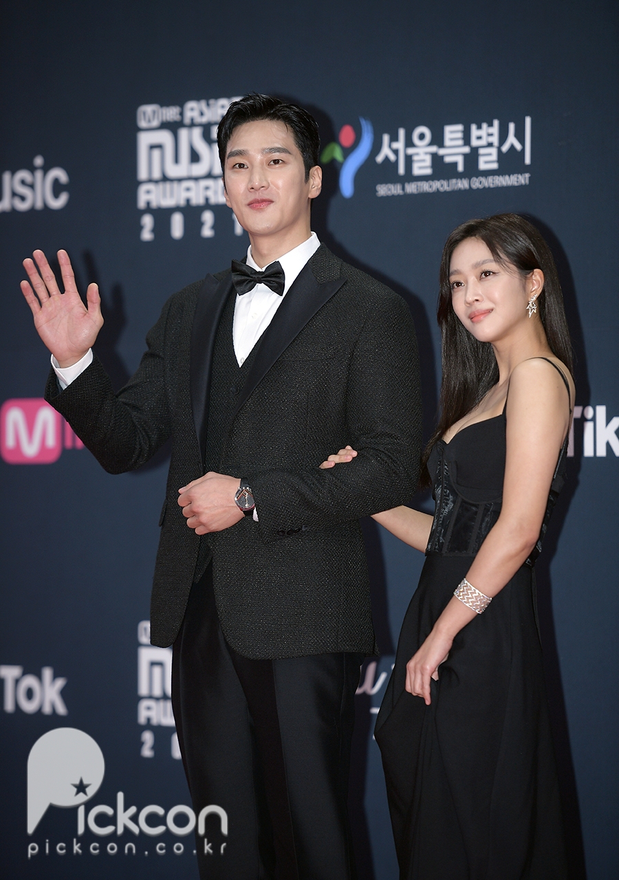[2021 MAMA] 안보현X조보아, '비주얼X덩치 케미 모두 완벽'-pickcon