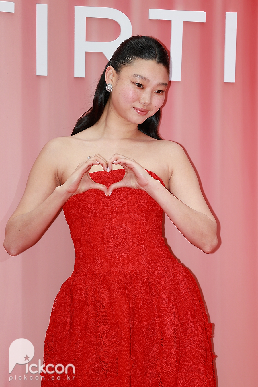 배윤영, 장난기 가득한 미소에 풍만한 S라인 겸비[포토]-pickcon