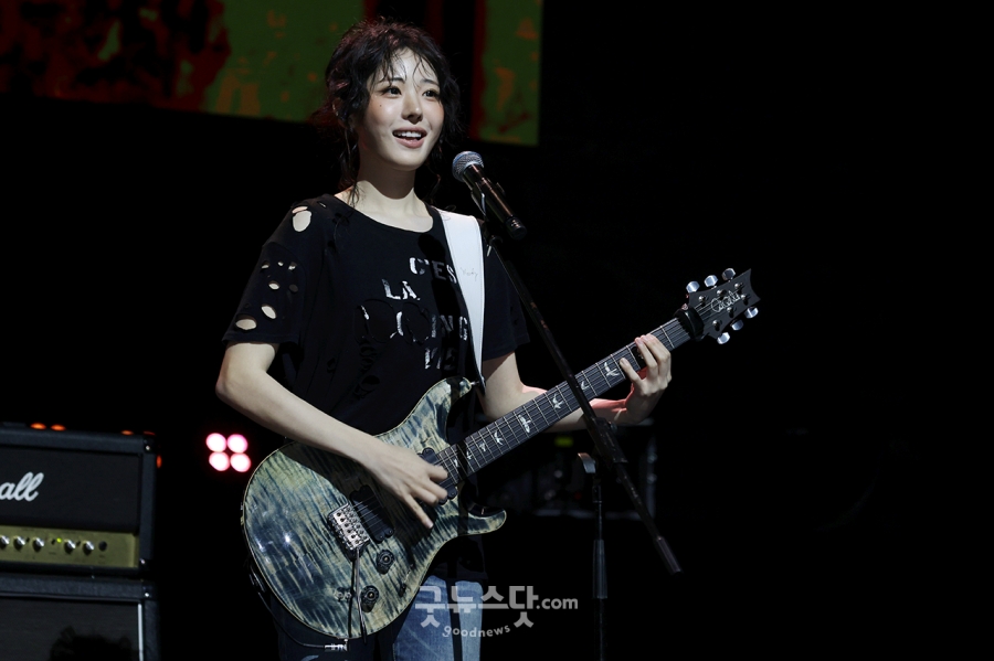 QWER 히나 "멤버 모두 日 문화 좋아해…실력 향상해서 글로벌 밴드되는 게 목표"-pickcon