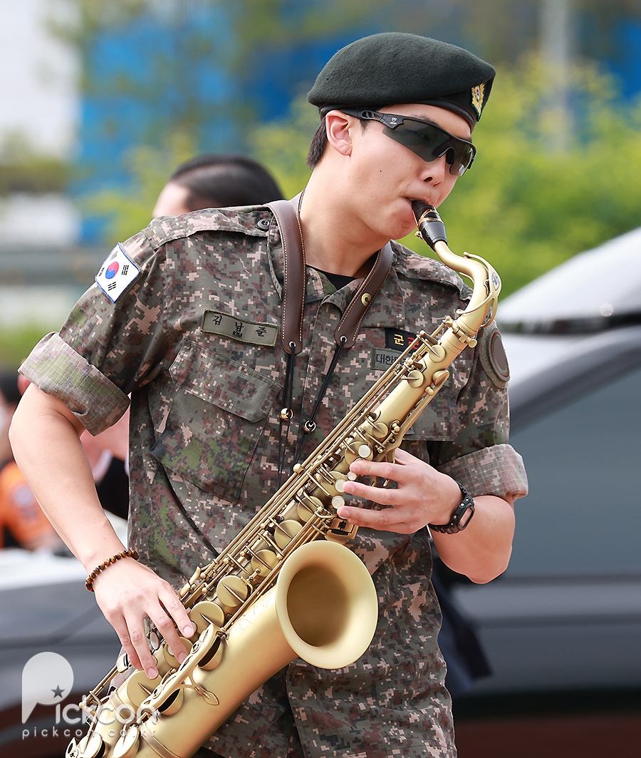 방탄소년단 RM의 전역 자축쇼…색소폰 불며 유쾌한 등장 [포토]-pickcon