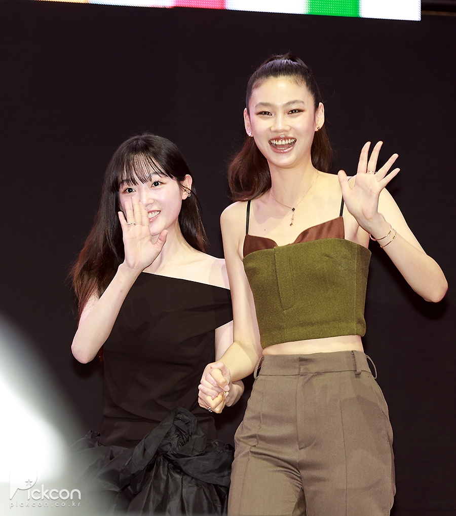 '과감상의' 정호연X'과감하의' 이유미, 두 손만은 꼭 [포토]-pickcon