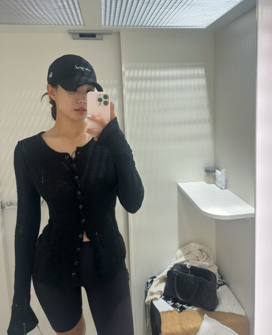 '미녀골퍼' 유현주, 올블랙룩에 살벌한 'S라인'…거울 셀카 속 완벽 비율-pickcon