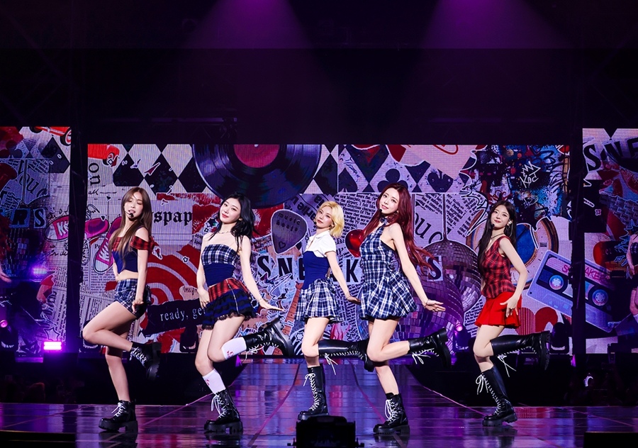 ITZY, 멤버 전원 JYP와 재계약 체결…팬미팅 현장에서 깜짝 공개-pickcon