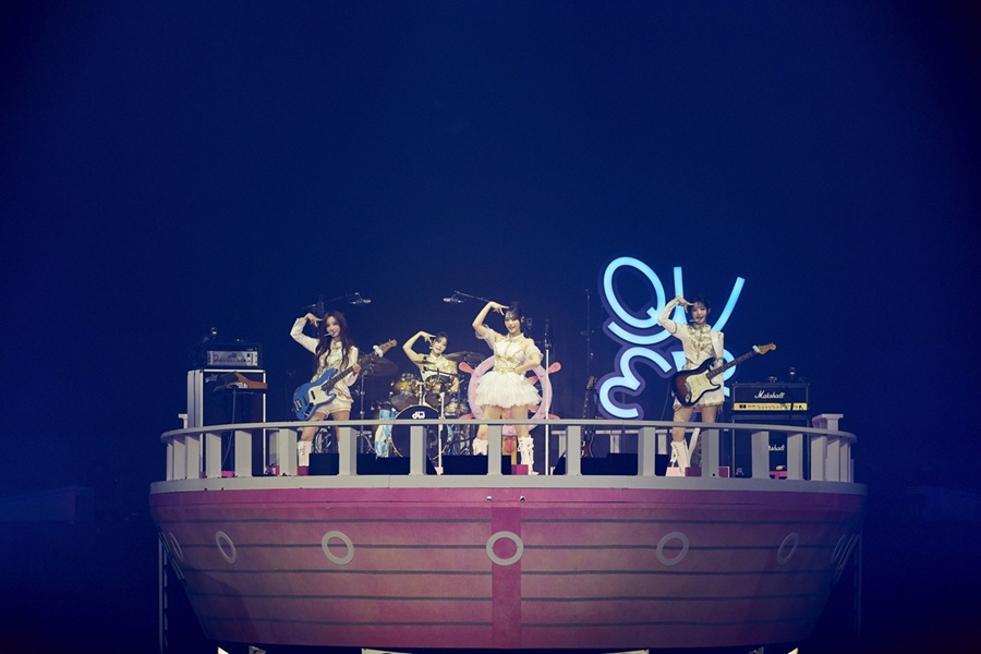 QWER, 응원봉 논란 속 무사히 공연 마쳤다 "첫 항해 함께해 주셔서 감사"-pickcon