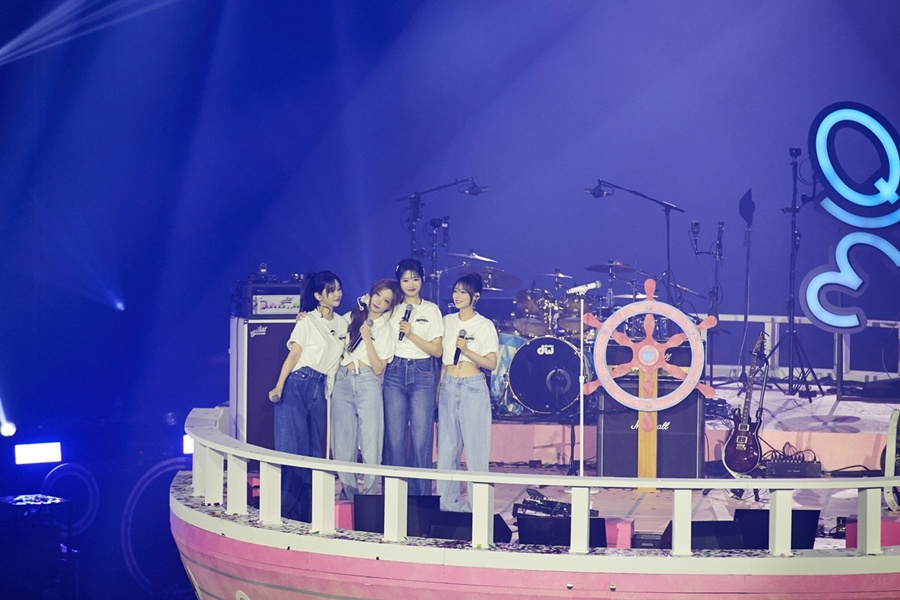 QWER, 응원봉 논란 속 무사히 공연 마쳤다 "첫 항해 함께해 주셔서 감사"-pickcon