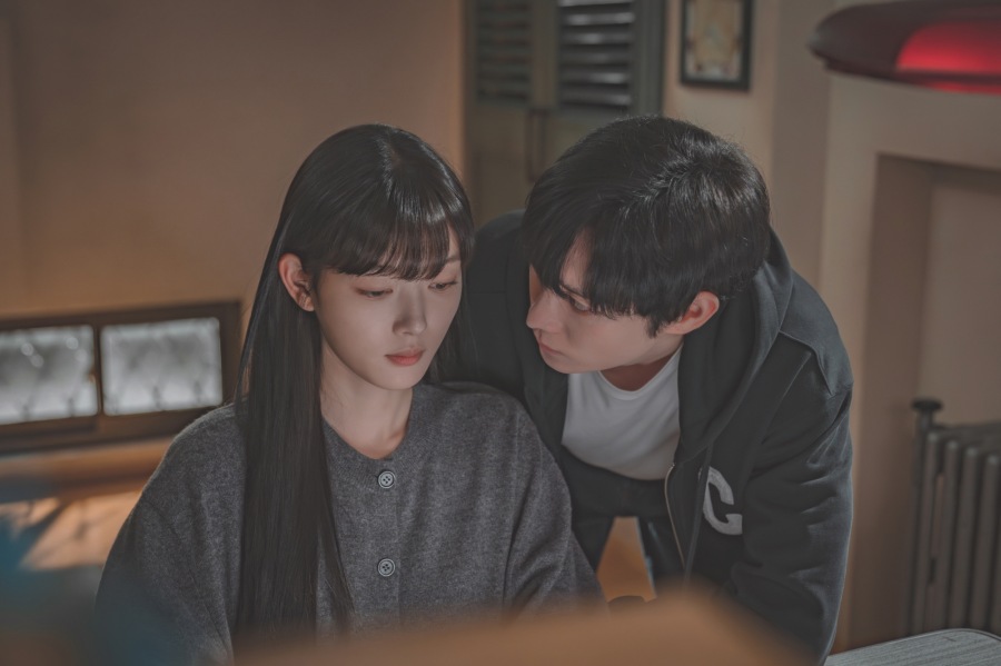 김유정, 절정의 성숙美…김영대에 안긴 공허한 표정 (친애하는X)-pickcon