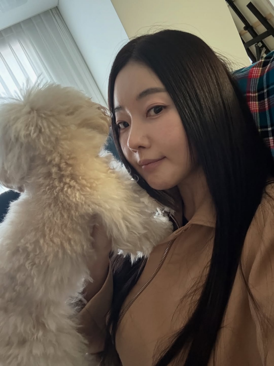 김사랑, 47세 맞아? 홀릴 듯한 눈빛으로 "오늘 백걸음도 안 걸었더니"-pickcon