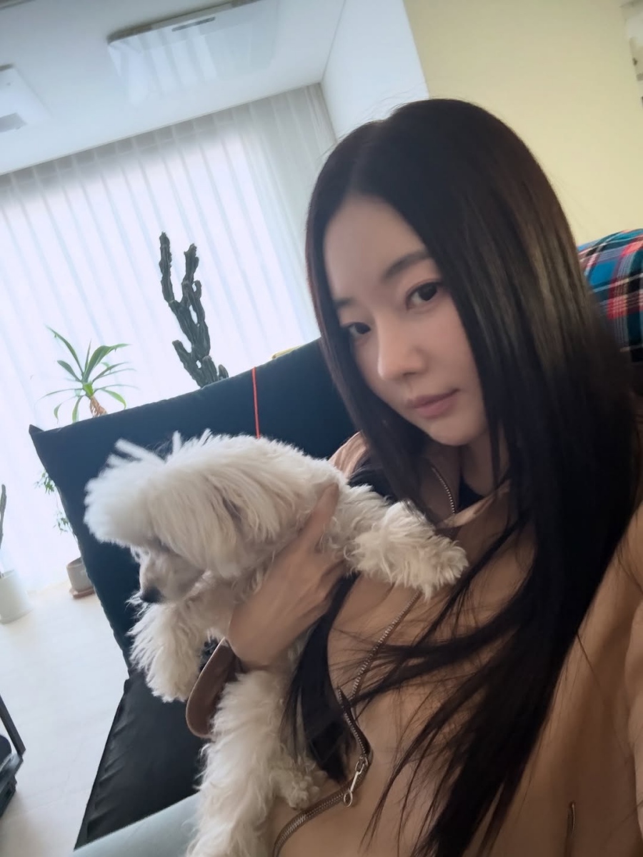 김사랑, 47세 맞아? 홀릴 듯한 눈빛으로 "오늘 백걸음도 안 걸었더니"-pickcon