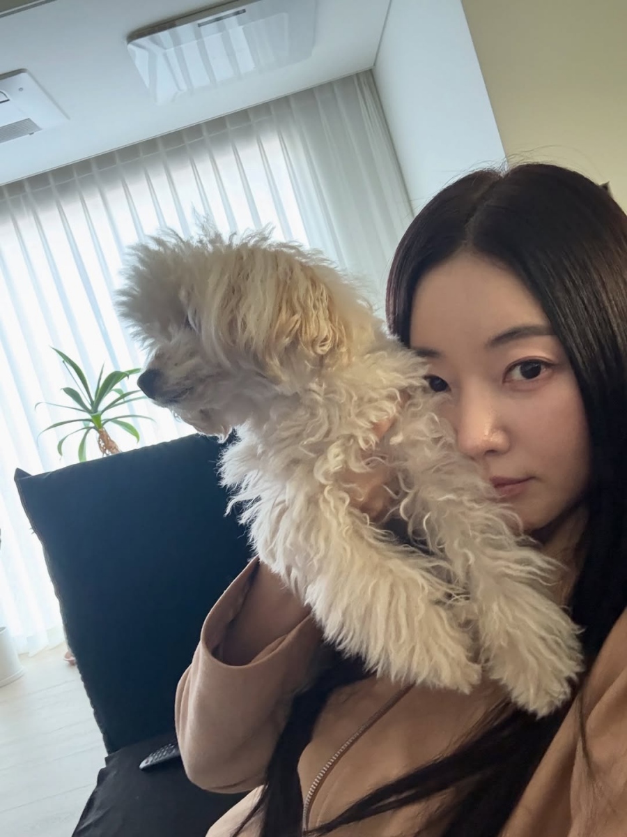 김사랑, 47세 맞아? 홀릴 듯한 눈빛으로 "오늘 백걸음도 안 걸었더니"-pickcon