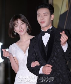 [포토] '2019 KBS 연기대상' 최윤소X설정환, 상큼 발랄한 미소로 '꽃길만 걸어요'-pickcon