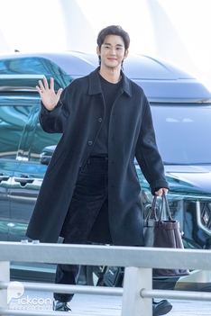 김수현, 롱코트 입고 시크한 등장…독보적 아우라 [포토]-pickcon