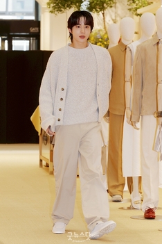 NCT 정우, 캐주얼한 착장에 돋보이는 '청순 미남' [포토]-pickcon