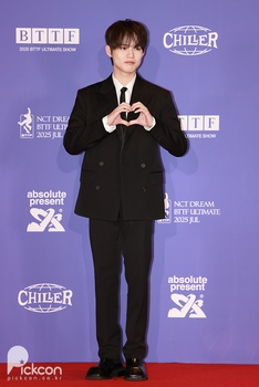 NCT DREAM 천러, 눈빛은 시크하게 포즈는 깜찍하게 [포토]-pickcon