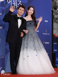 임윤아, 레드카펫 위 깜짝 사고…전현무 당황 [청룡시리즈어워즈]-pickcon