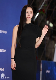 혜리, 옆태 다 드러난 파격 드레스…반전 섹시미 [청룡시리즈어워즈]-pickcon