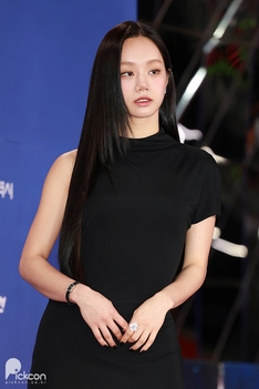 혜리, 옆태 다 드러난 파격 드레스…반전 섹시미 [청룡시리즈어워즈]-pickcon