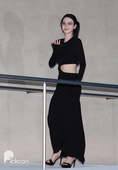 카리나, 뻥 뚫린 의상에 가녀린 몸매 자랑…완벽 AI 미모 [포토]-pickcon