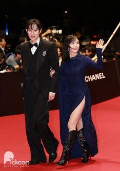 김유정, 과감한 옆트임에 깜짝…탄탄한 허벅지 노출 [30th BIFF]-pickcon